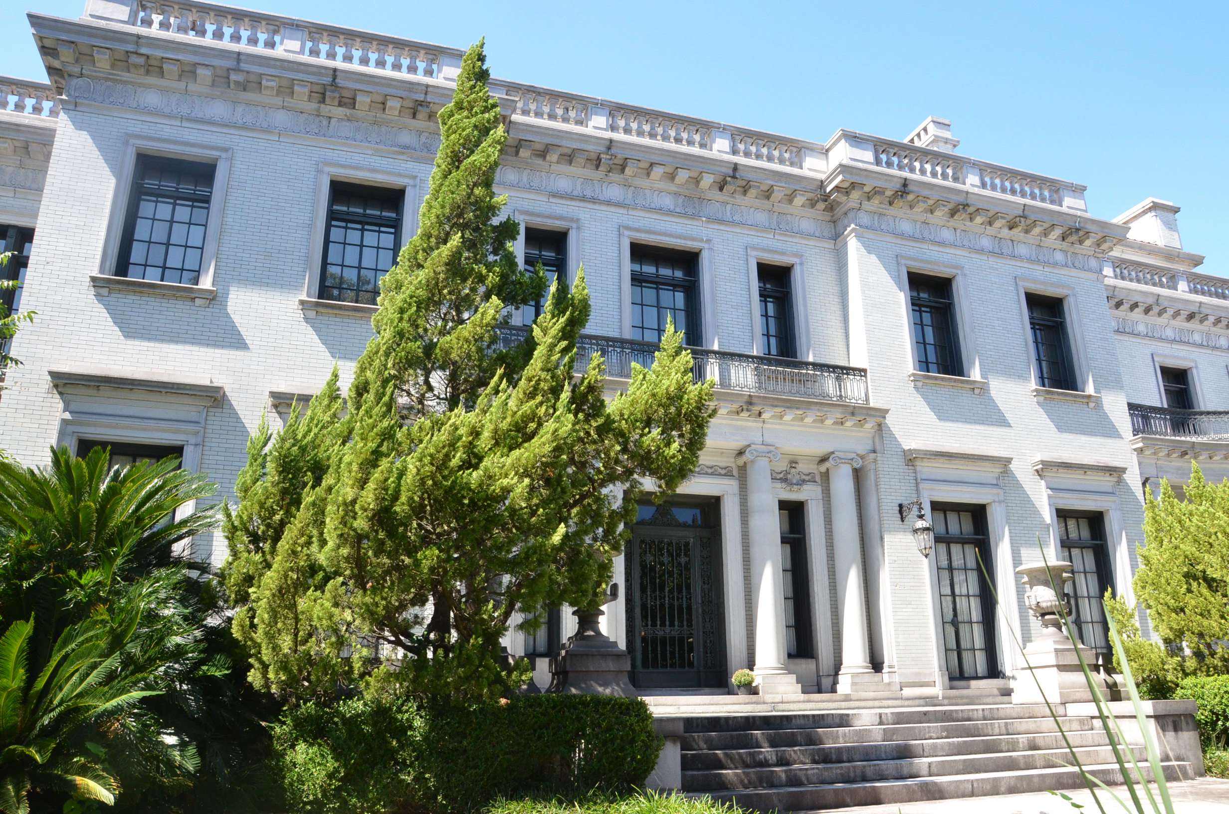 Regal mansion in Savannah - Maiden Voyage